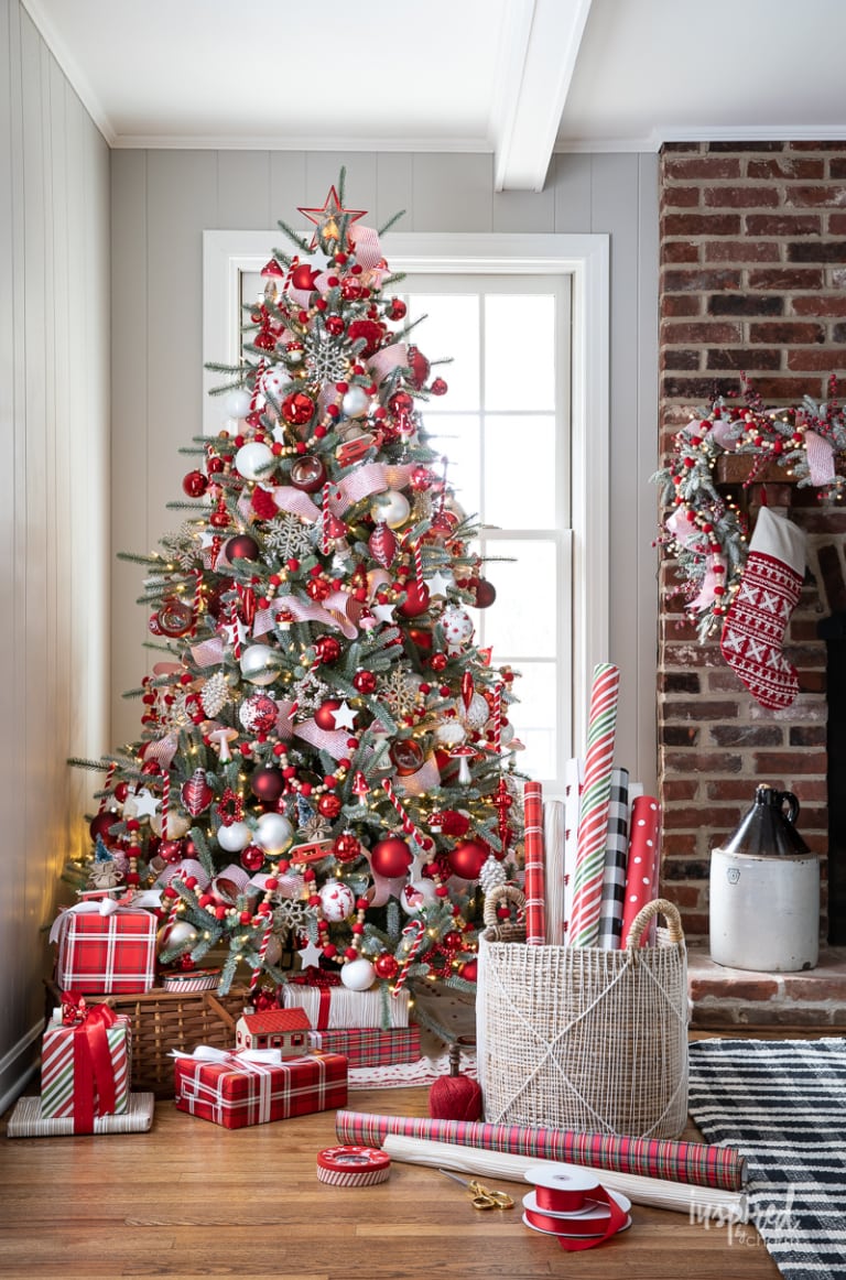 21+ Beautiful and Festive Christmas Tree Decorating Ideas