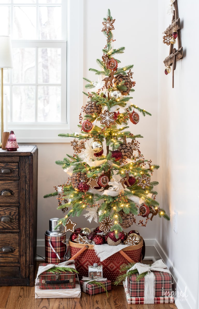 21+ Beautiful and Festive Christmas Tree Decorating Ideas
