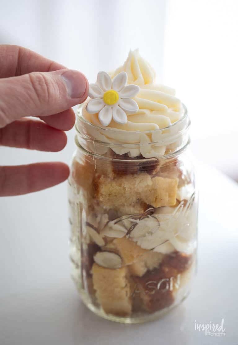 Mason Jar Honey Cakes - adorable cake in a jar dessert recipe