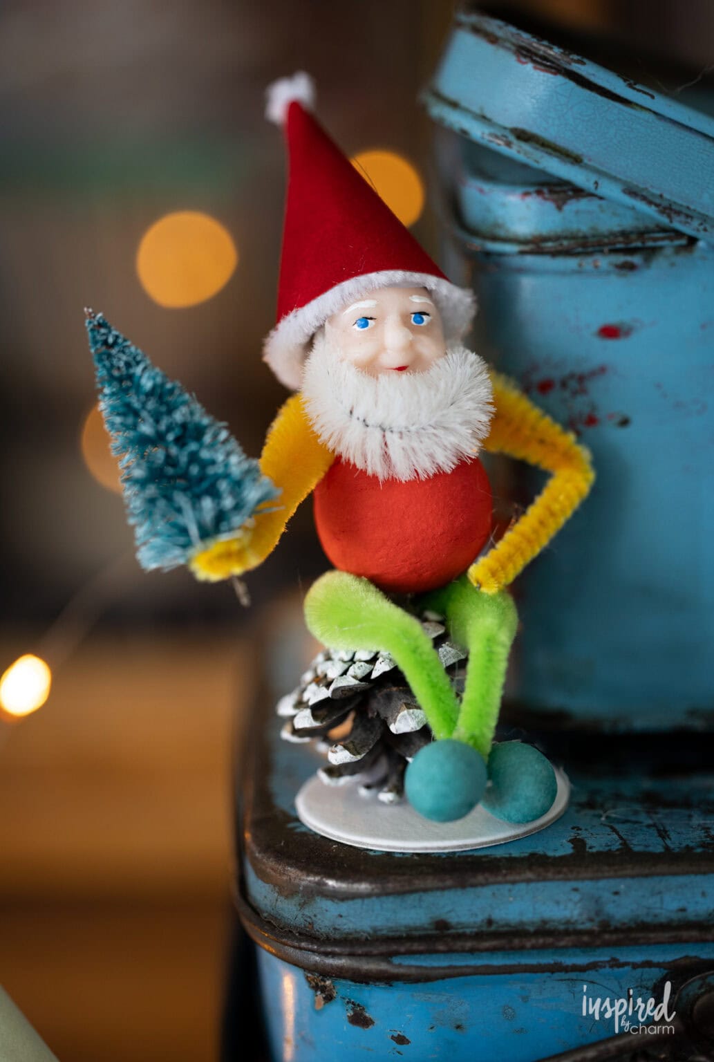 DIY Christmas Pinecone Elves